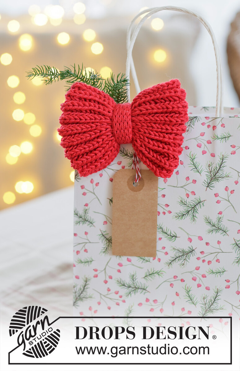 0-1628 Holly Red Bow by DROPS Design - Køb billigt her